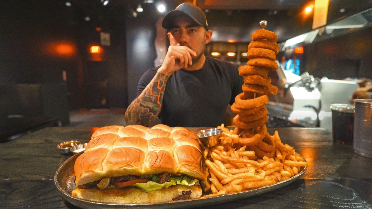 Las Vegas' Craziest 8lb "Beast" Burger Challenge At The Bizarre World ...