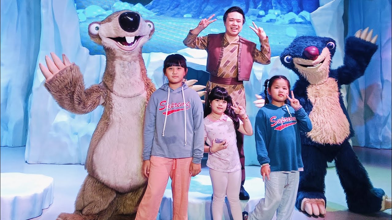 Day 2! Fun or scary? Theme park day horaay!! - YouTube