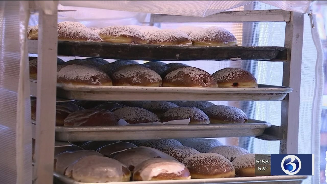 VIDEO: Bakeries pump out pączki to celebrate Mardi Gras - YouTube
