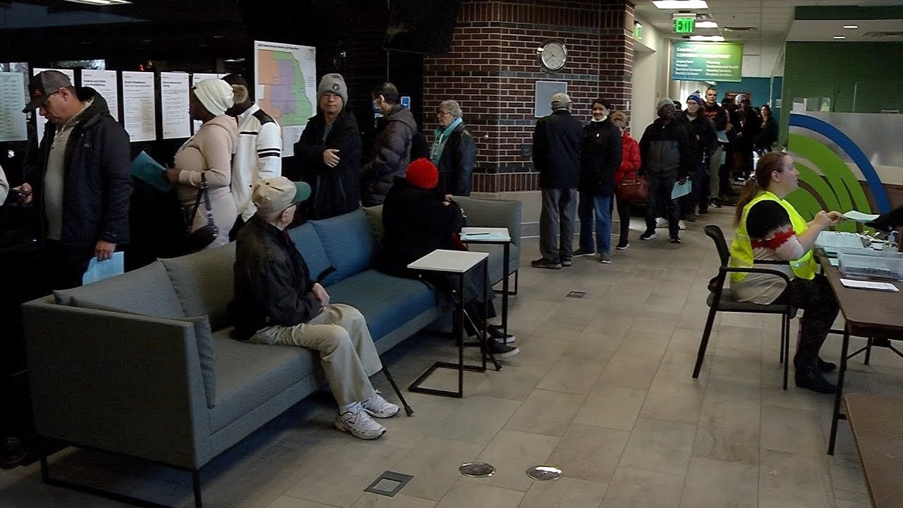Final Day of Early Voting Packs Brooklyn Park City Hall - YouTube