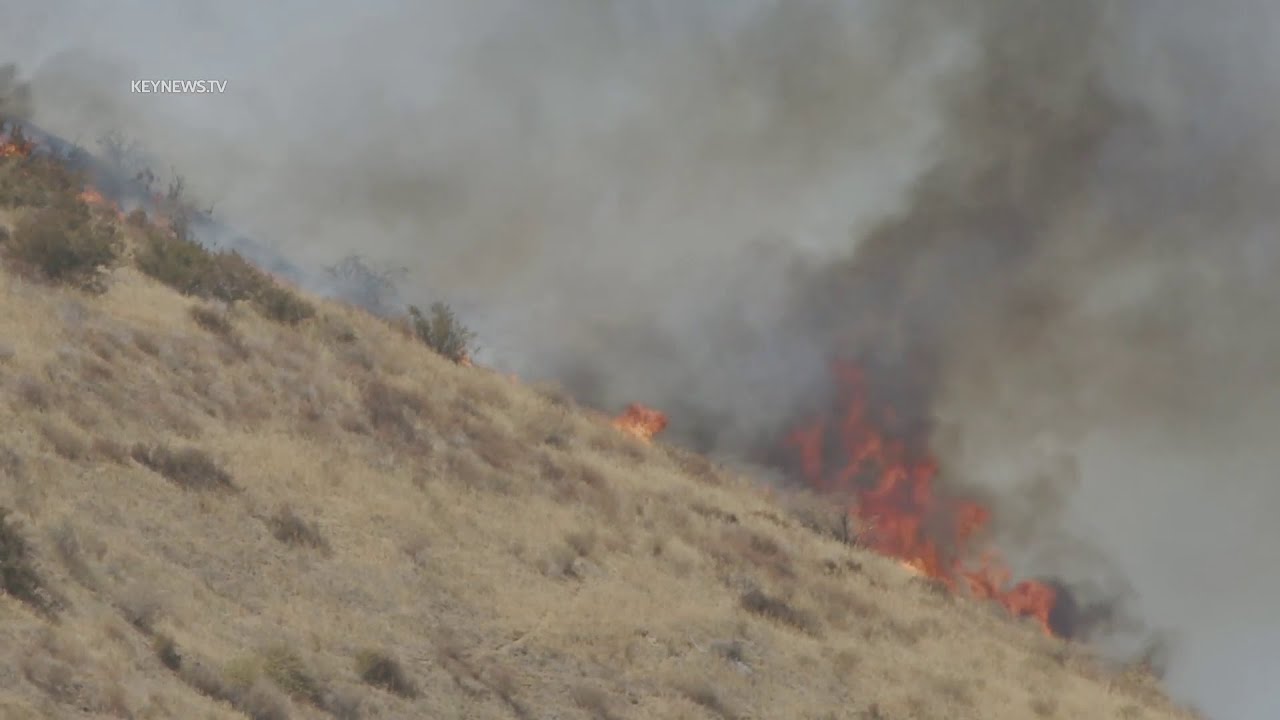 Firefighters Battle 100+ Acre 'Route Fire' in Castaic - YouTube