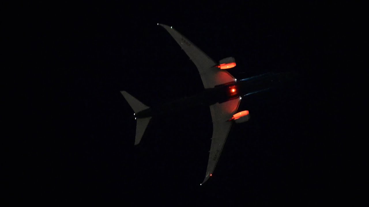 Hainan Airlines Boeing 787-9 Dreamliner flashing through the sky at ...
