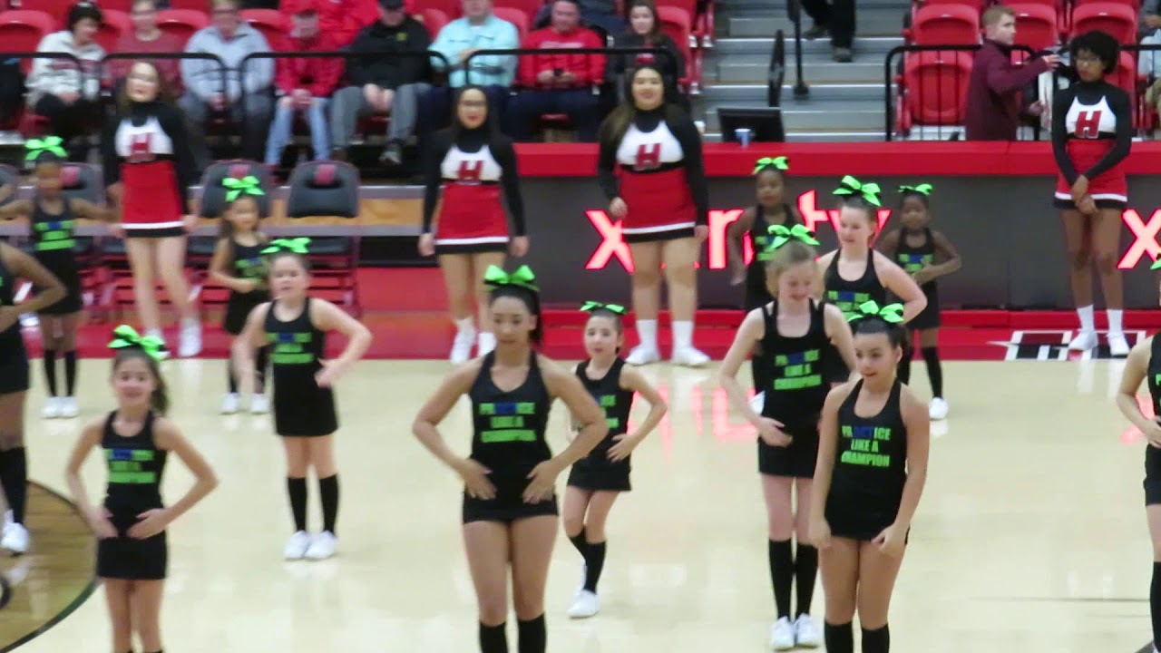 CT Hart Cheer Team Performs at Halftime - Marist vs Hartford - Men's ...
