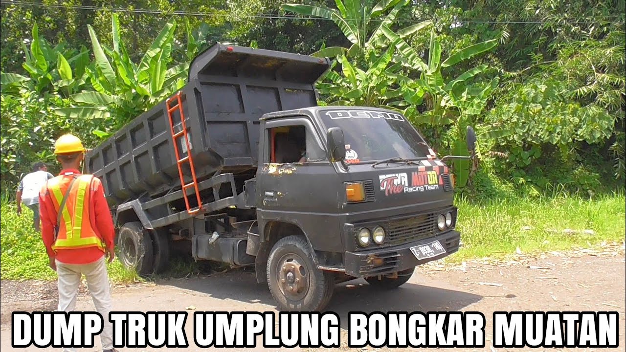 Mobil Dump Truk Umplung, Mitsubishi Fuso Bongkar Muatan Material - YouTube