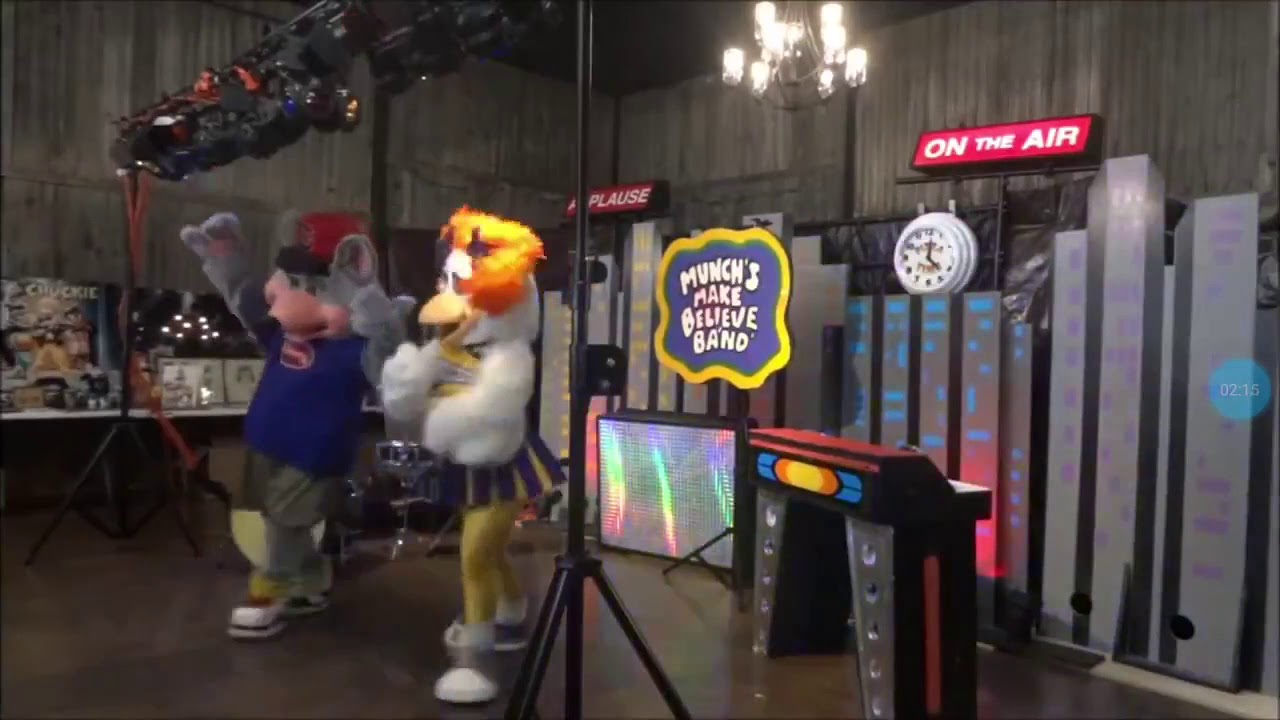 Emily Elkins reacts to chuck e con 2019 the locomotion from September ...