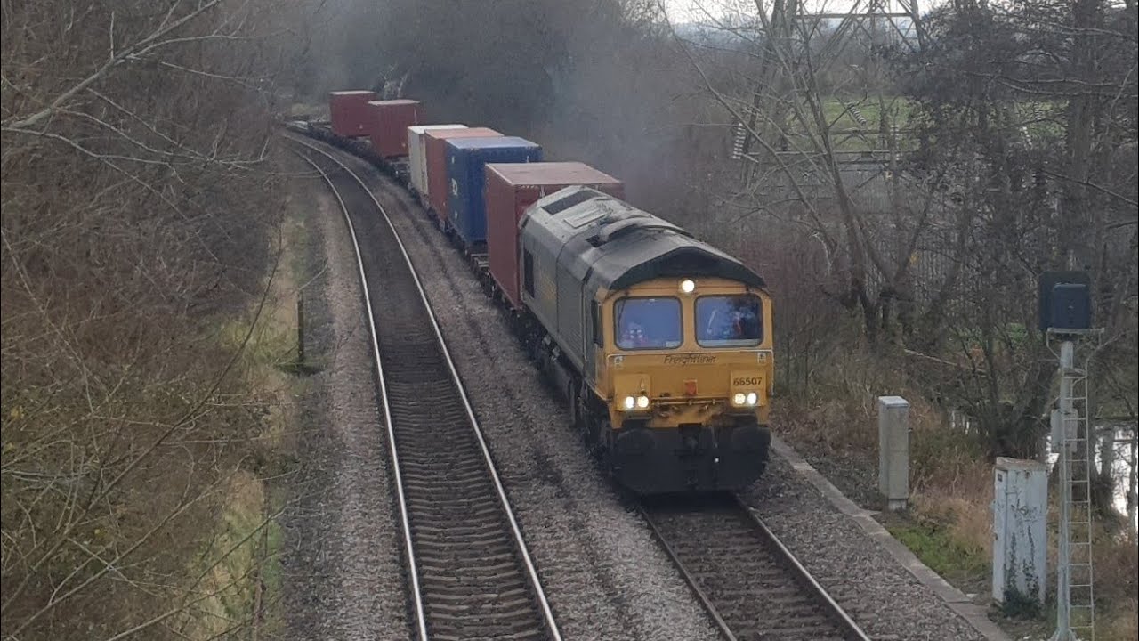 (LEGEND DRIVER) freight liner class 66 66507 passes dairy lane - YouTube