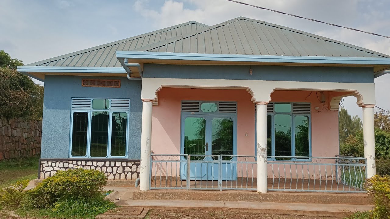 Ntucikwe n'inzu 2 nziza ziri mukibanza kimwe kdi, kinini haragurishwa ...