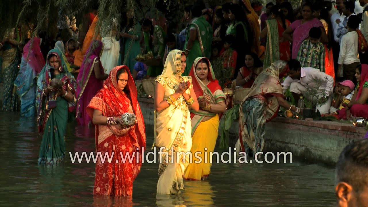 Bihari women worship God Sun during Chhat Puja - YouTube