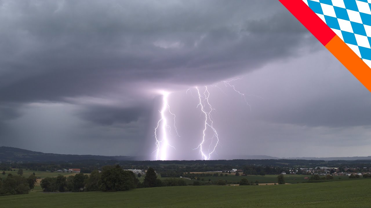 Awesome multi channel lightning in slow motion - bavaria 2022 - YouTube