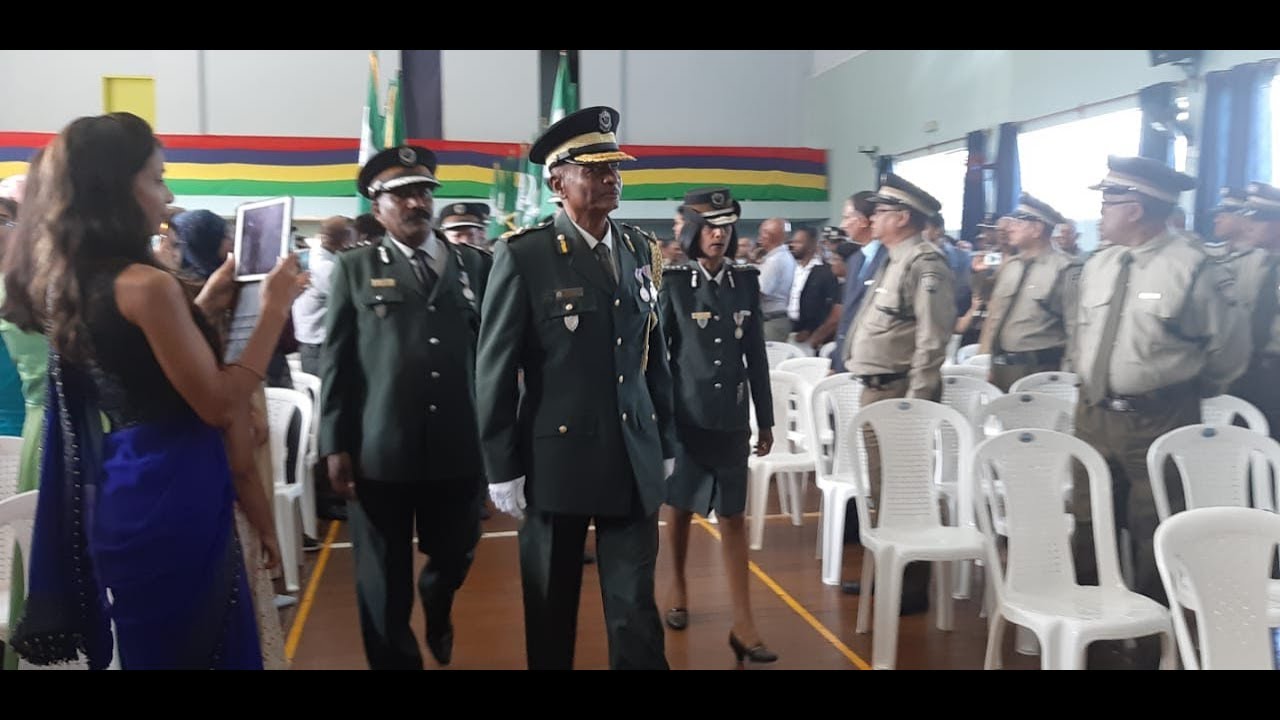 Remise de médaille à la Prison de Beau-Bassin - YouTube