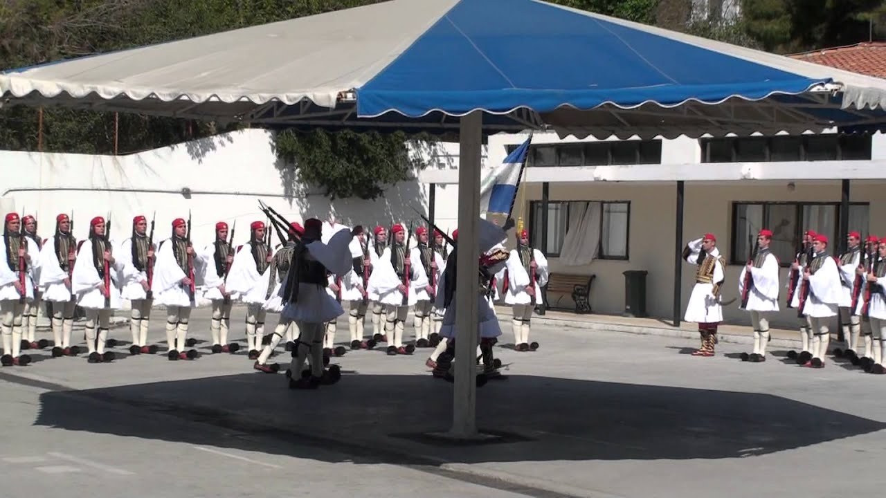 Ευζωνες, Σημαια, Προεδρικη Φρουρα 1-4-12, Evzones parade - YouTube