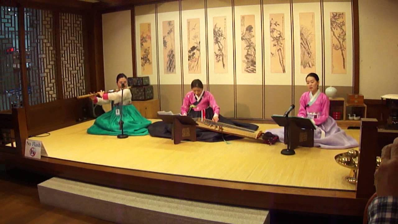 LHM Corto - Musica Tradicional Coreana en el Aeropuerto Incheon de Seul ...