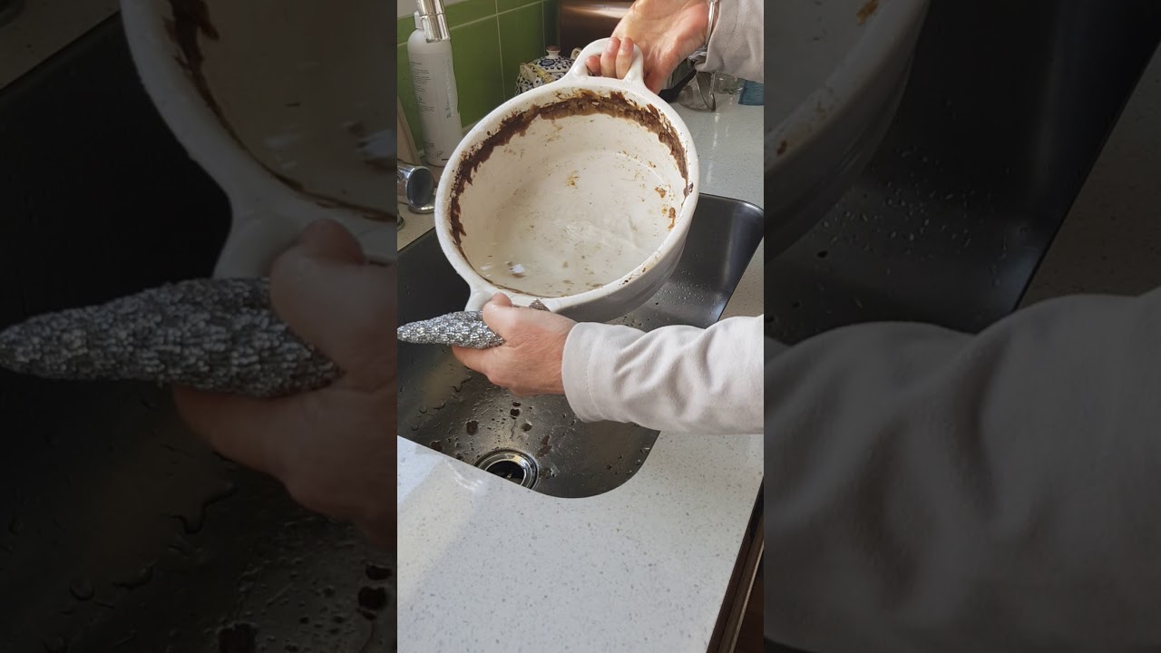 Scrub without scratching! Norwex Spirisponge - YouTube