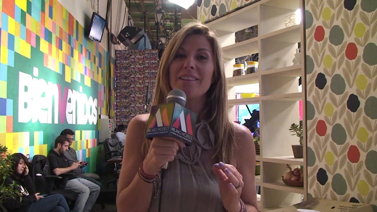 Connie Roberts saluda a Milano Models en Aniversario nº30 5/15 - YouTube
