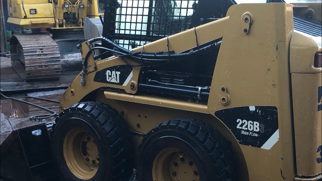Bob cat Caterpillar 226B - Como levantar cabine. - YouTube