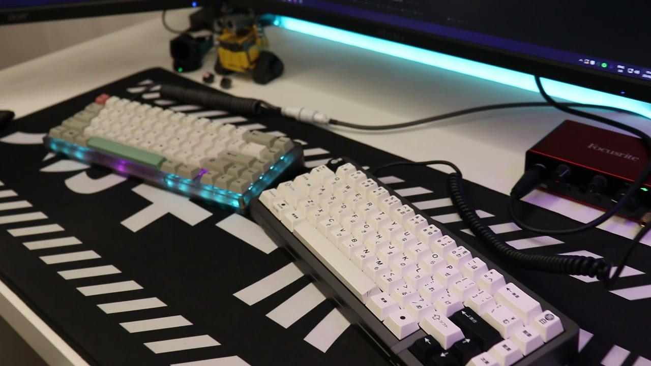 Typing on 2 keyboards - YouTube