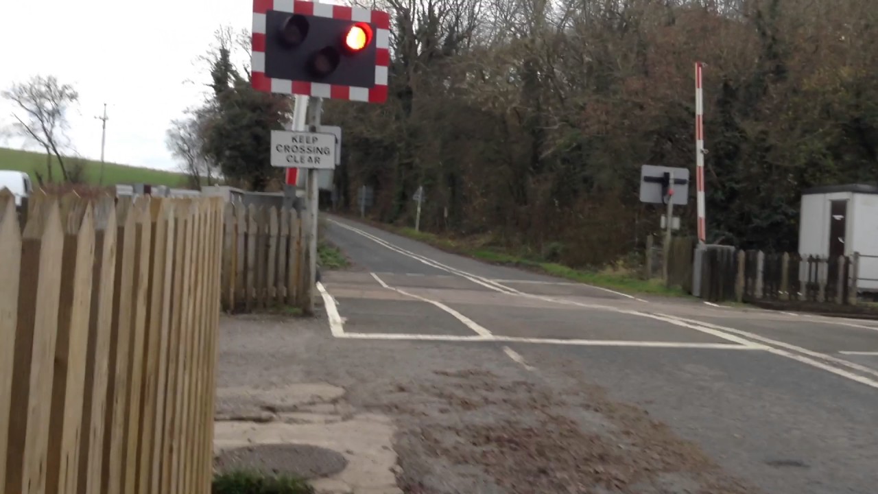 Dunhampstead Level Crossing (Worcs) 26/11/2016 - YouTube