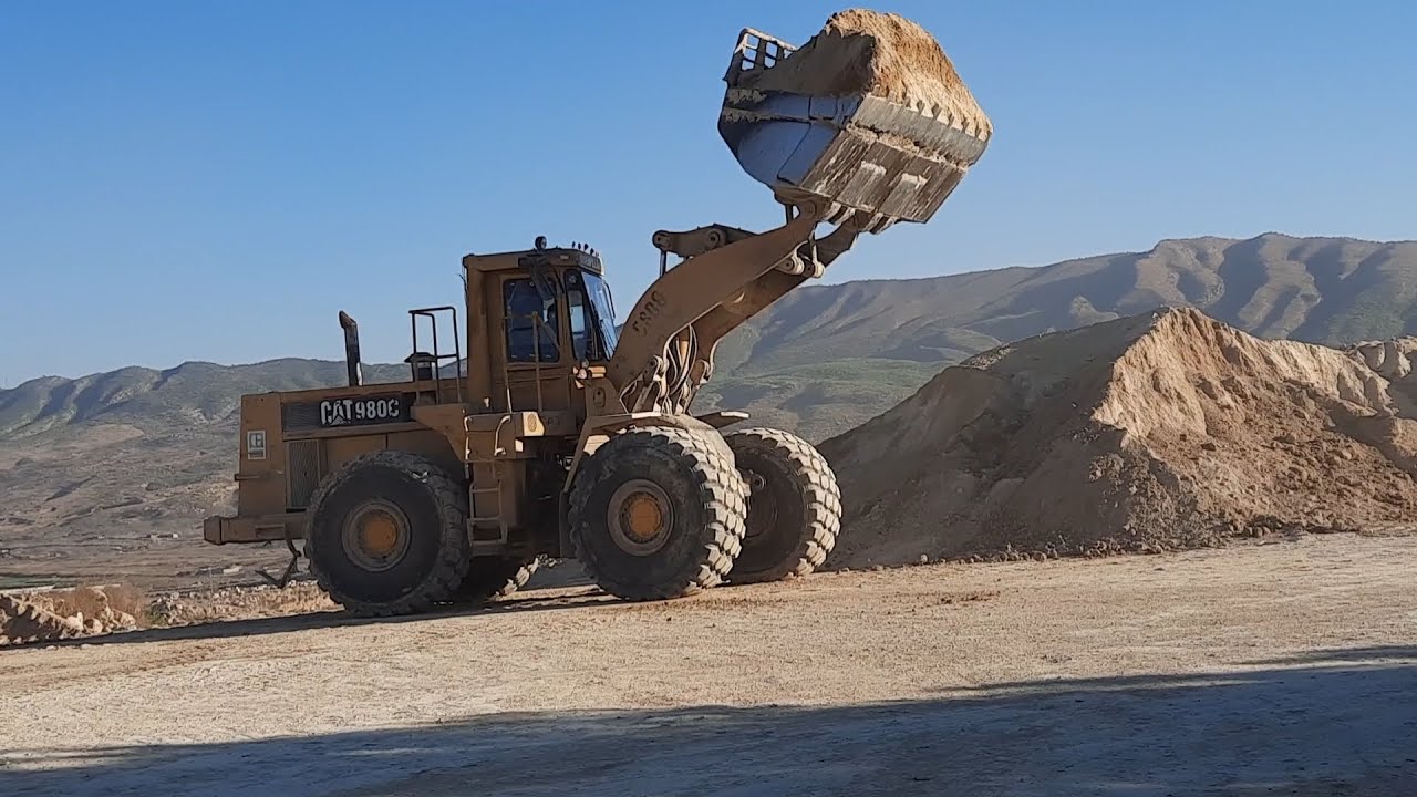 CAT980C WHEEL LOADER LOADING DUMP TRUCK. - YouTube
