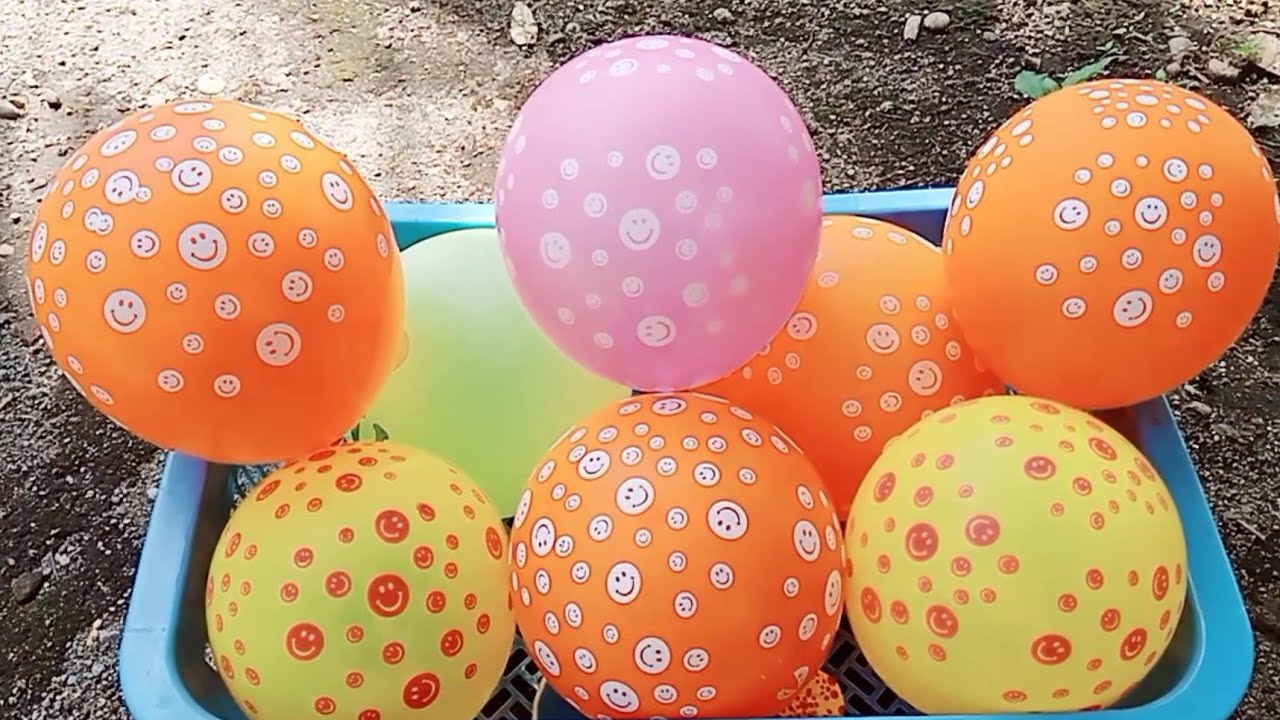 meletuskan balon warna-warni berhadiah permen candy, Lollipop, yupi ...