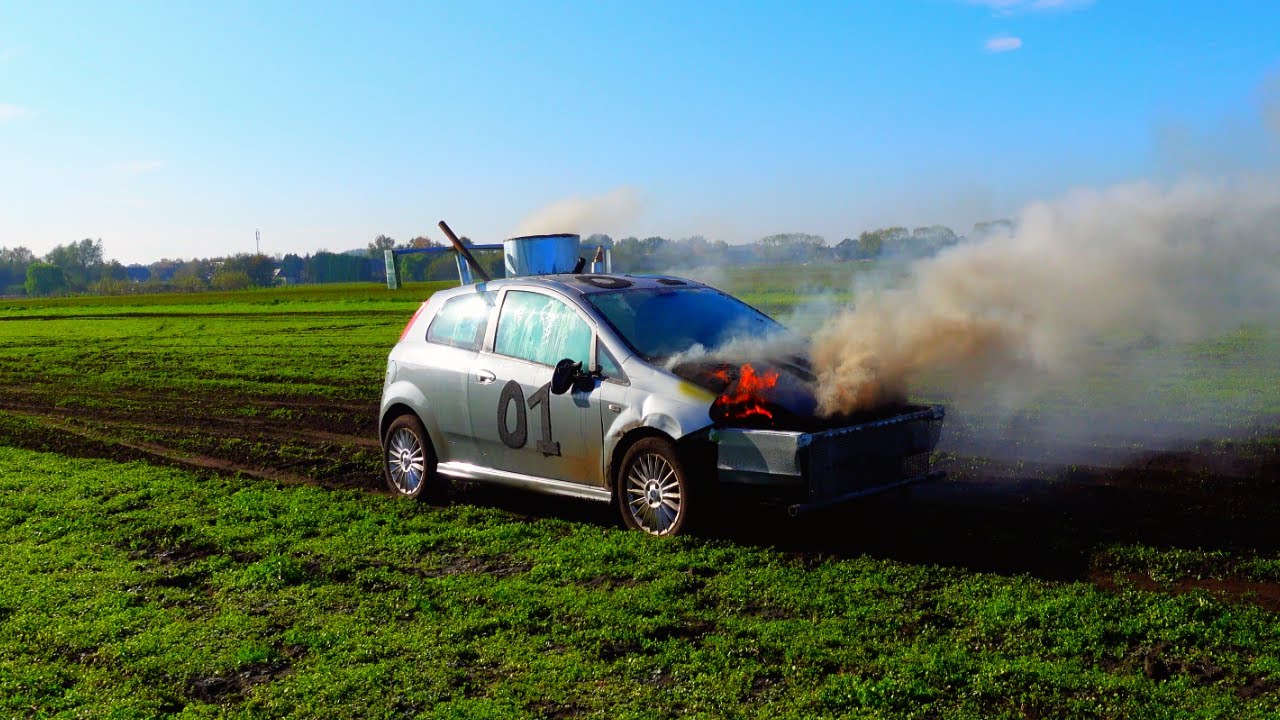 Met Afgekeurde Auto's over Een Weiland Crossen - YouTube