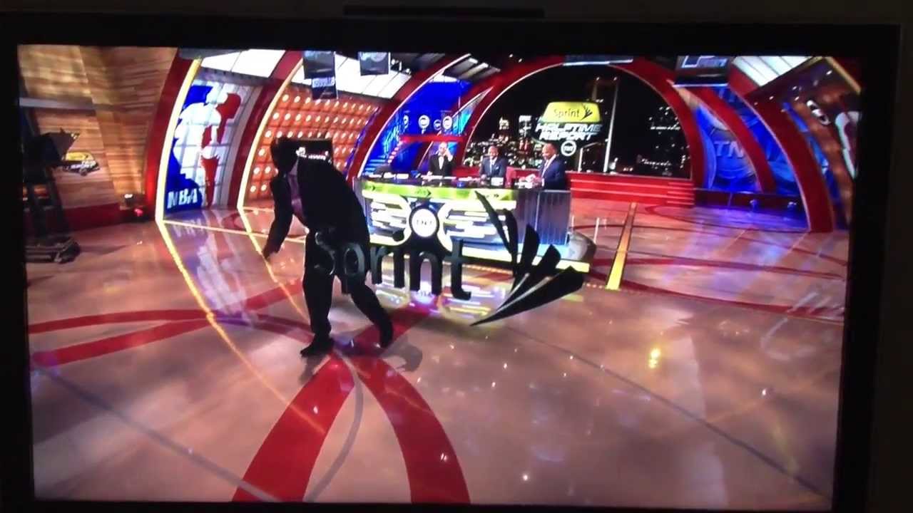 Shaquille O'Neal tackles the Sprint Logo - YouTube