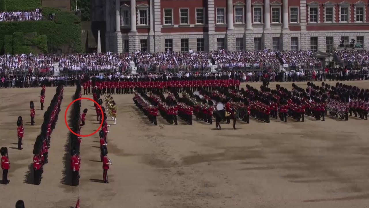 Guardsman collapses during Queen's birthday celebrations - YouTube