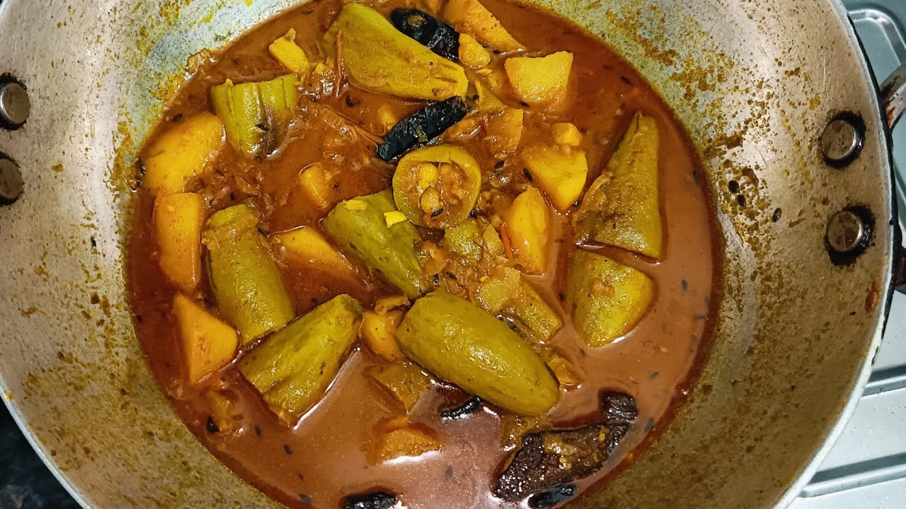 Aloo Potoler Rasa | Aloo potol Recipe | Aloo Potoler Rasa in Bengali ...