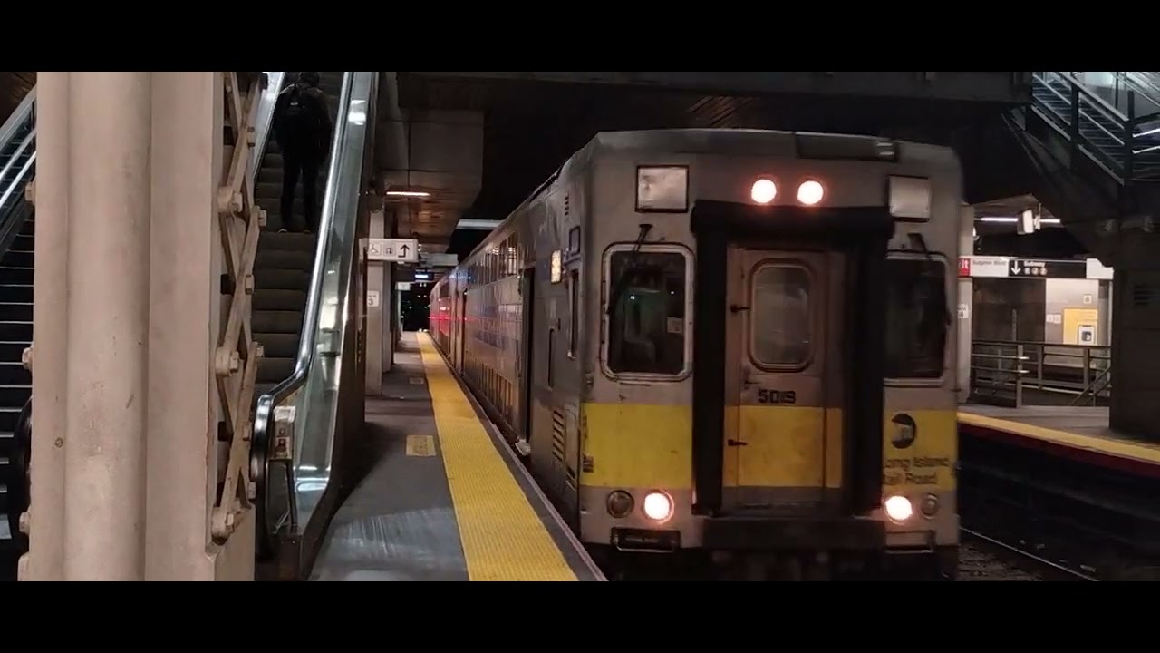 C3/DE30AC #4087/#423 arriving at Jamaica - YouTube