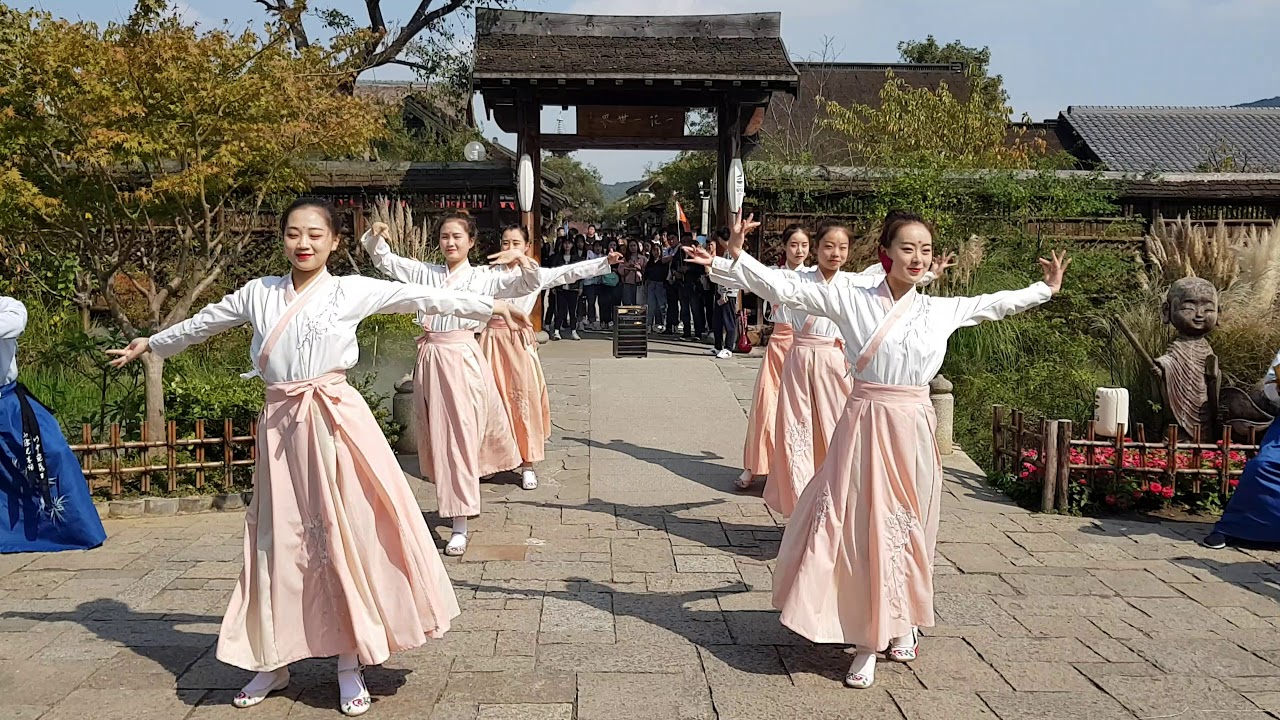TRADITIONAL CHINESE DANCERS IN THIS ANCIENT VILLAGE | DISCOVER THE REAL ...