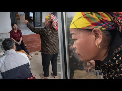 Ms. Thuy was attacked by Duyen's father's new wife out of jealousy.