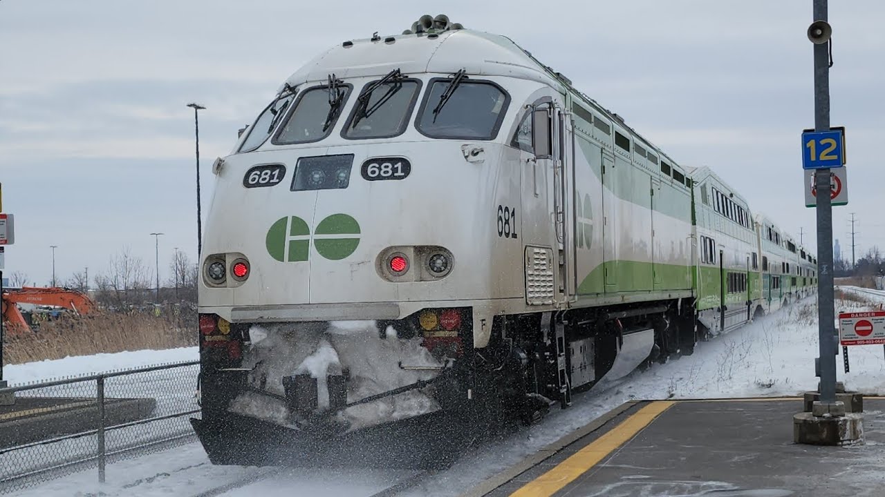 (Equipment Move) (10 Cars) GO E-1322 - 355 With 681 At Clarkson - YouTube