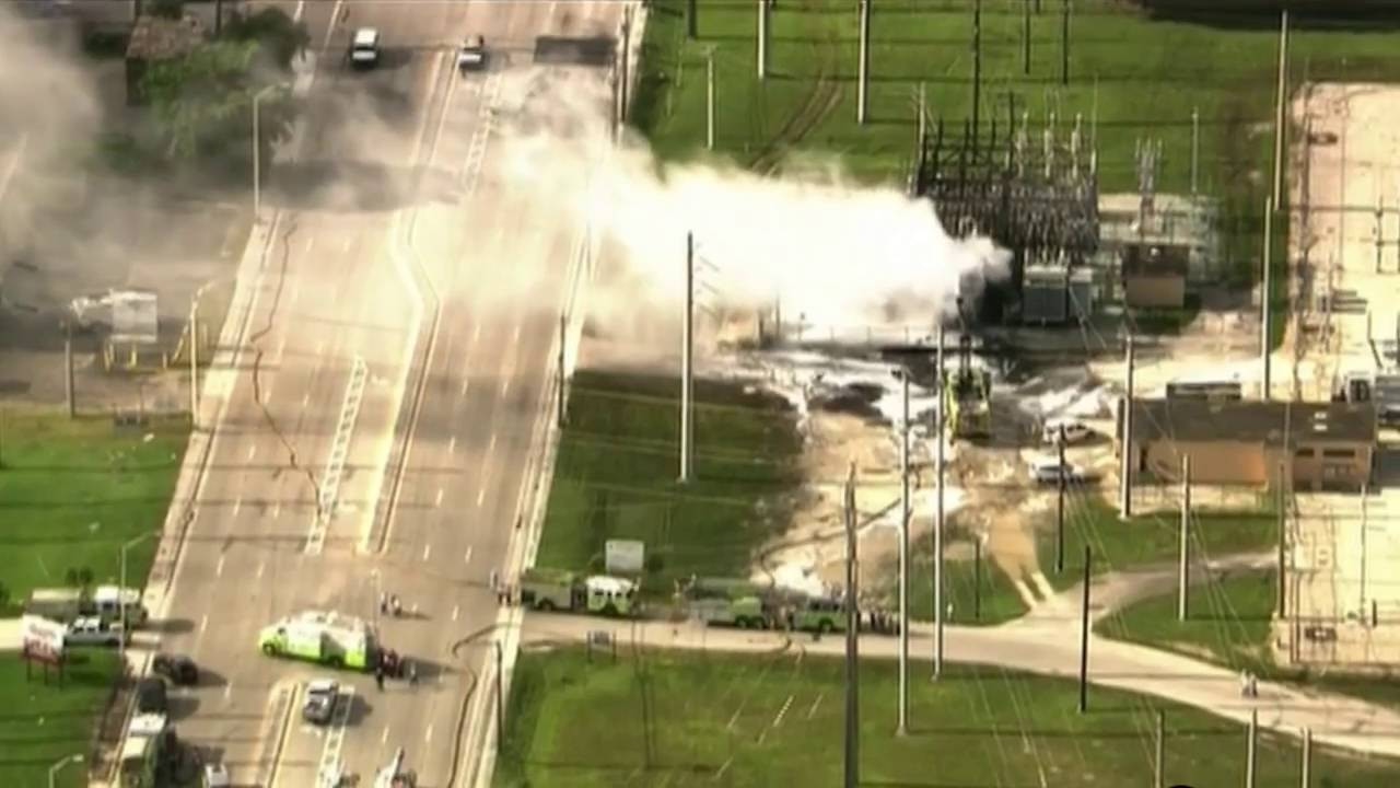 Transformers catch fire at FPL facility in West Miami Dade - YouTube