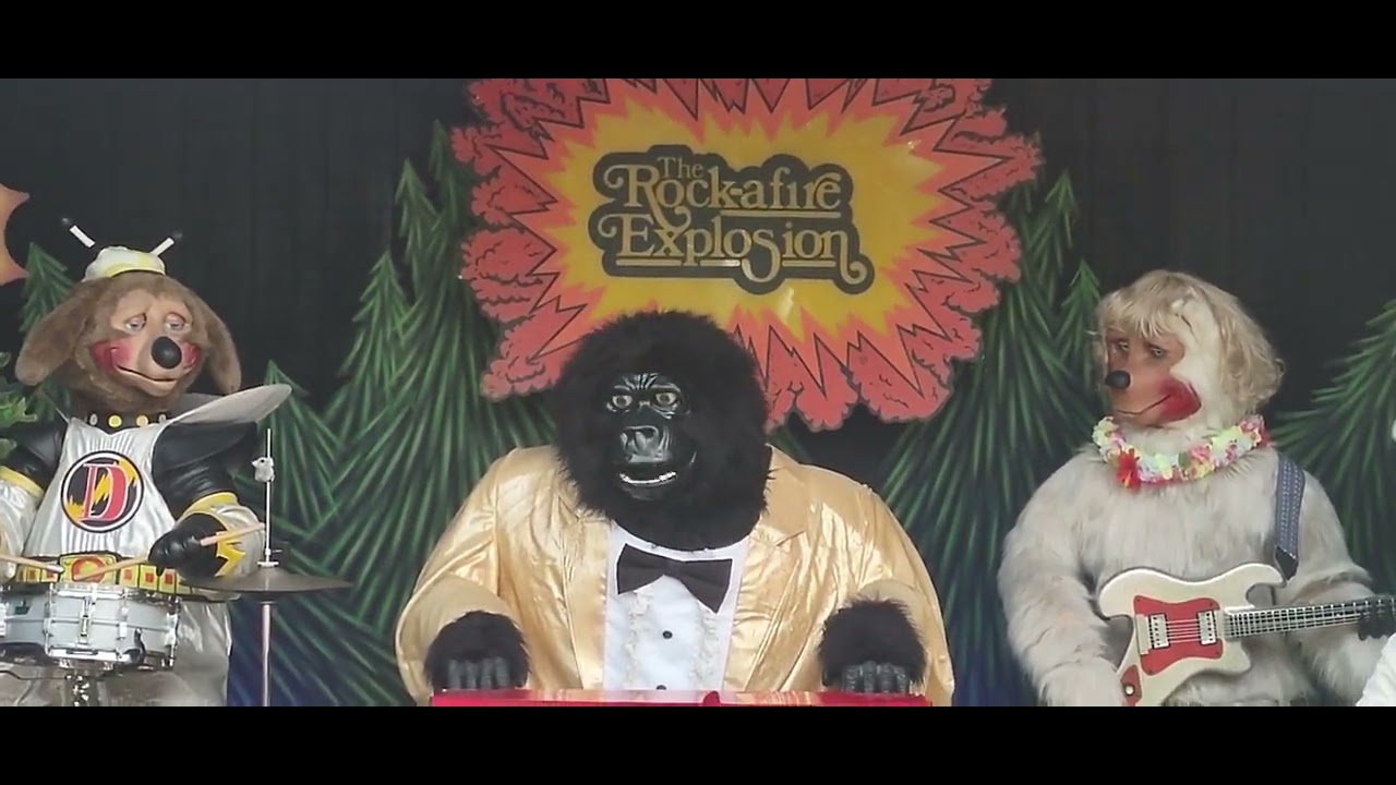 Fatz Still thinks it's 1983 talking to crowd Showbiz Pizza Rock afire ...
