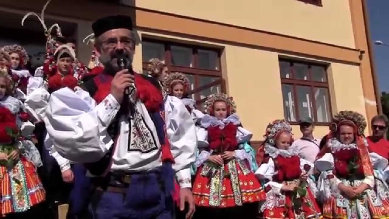 .VLČNOV-JÍZDA KRÁLŮ (neděle)-s dechovkou Vlčnovjané v průvodu k domu ...