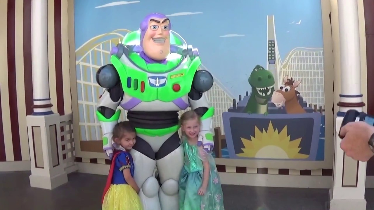 Meet and Greet With BUZZ LIGHTYEAR at Disneyland - YouTube