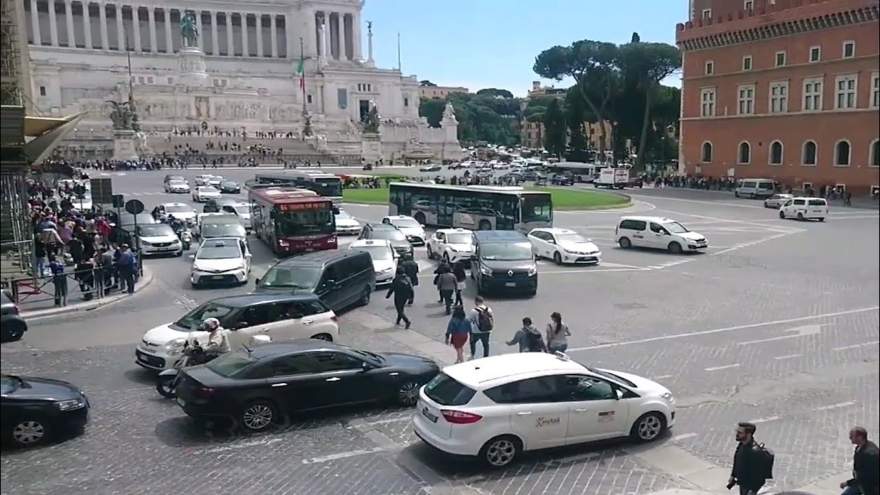 Crazy Traffic System Piazza venezia || Rome, Italy || By -Rs world ...