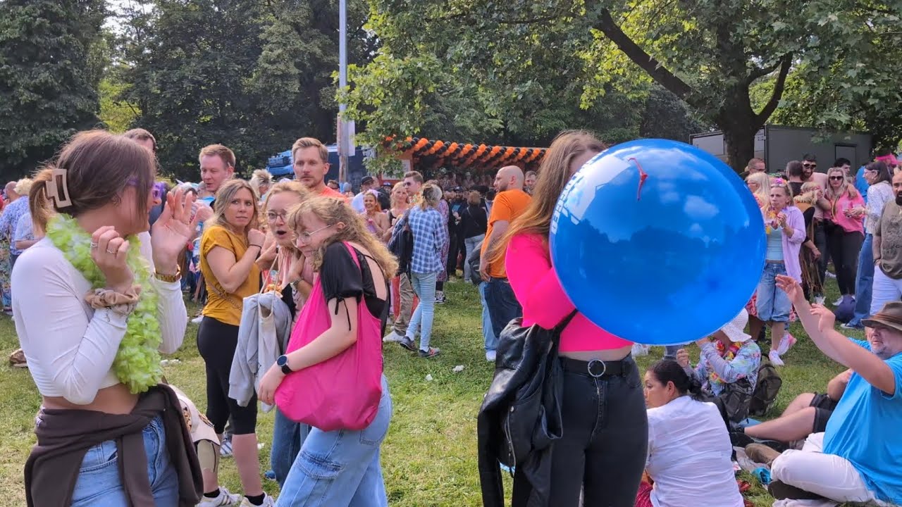 Girls have fun btp balloons at Public Event (Part 1) - YouTube