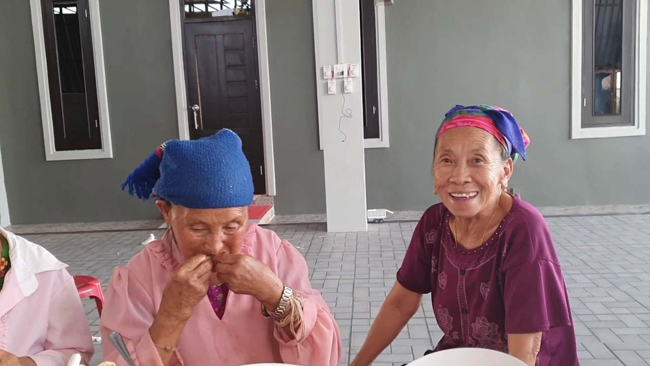 Koos loos niam thiab kuv niam sib ncaim 20 tawm xyoo rov sib ntsib zoo ...