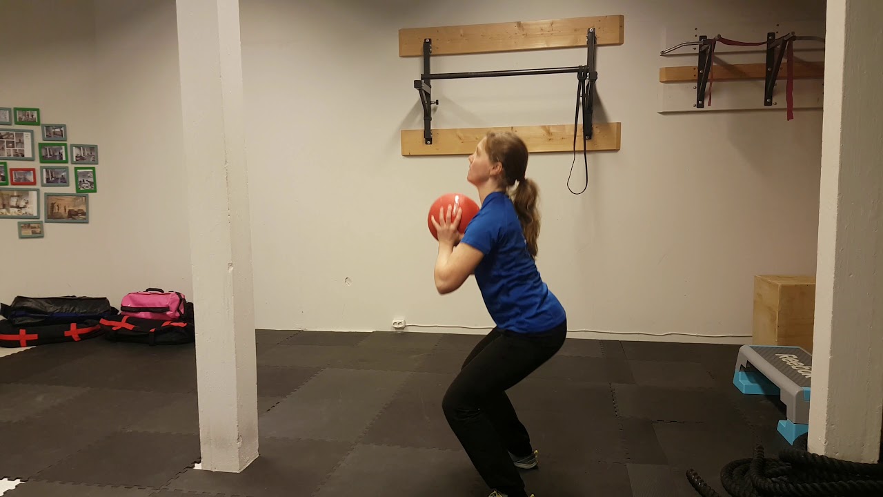 Kast ball på vegg, med knebøy - YouTube