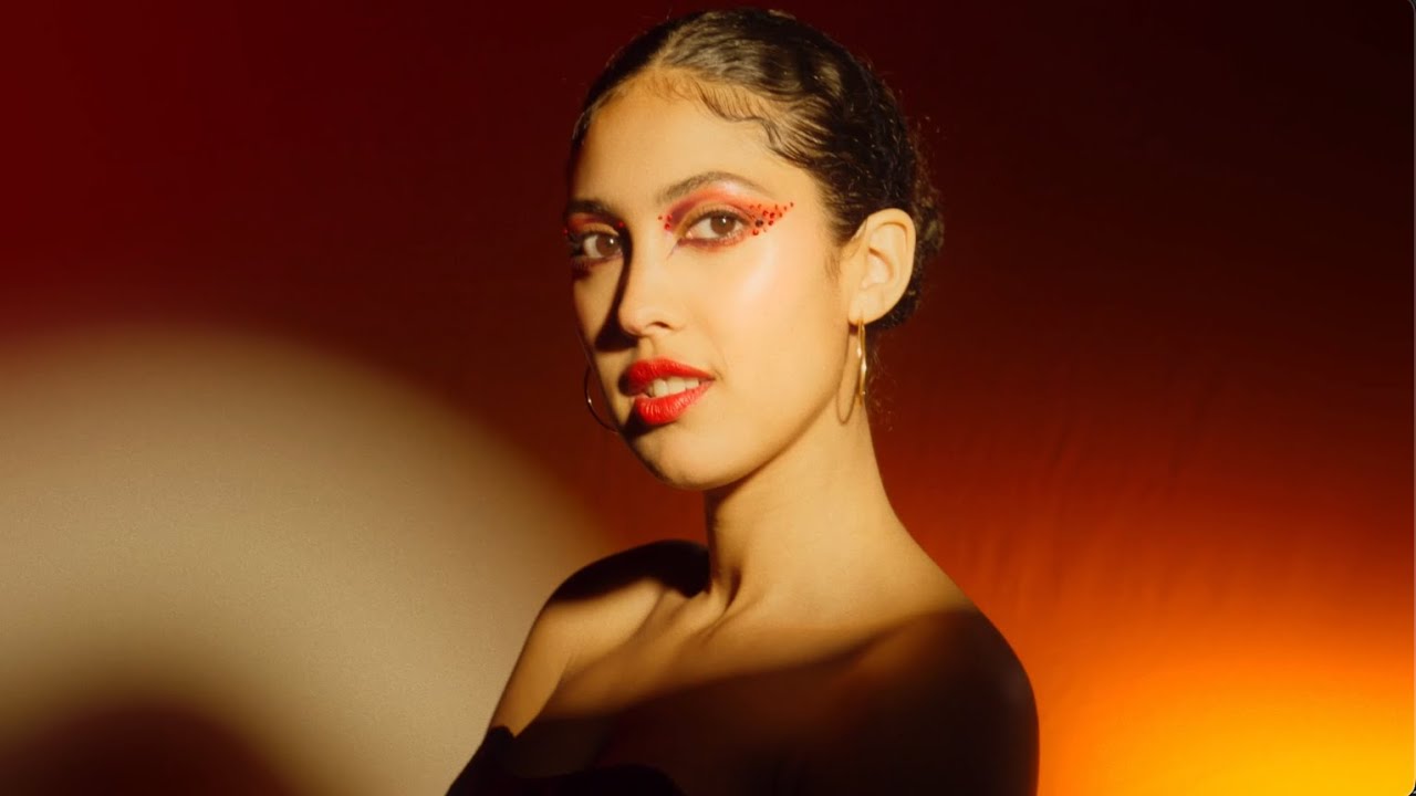riah - Dragon (OFFICIAL VIDEO) - YouTube
