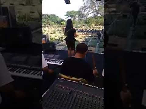 dangdut... video firall dangdutan di atas makam