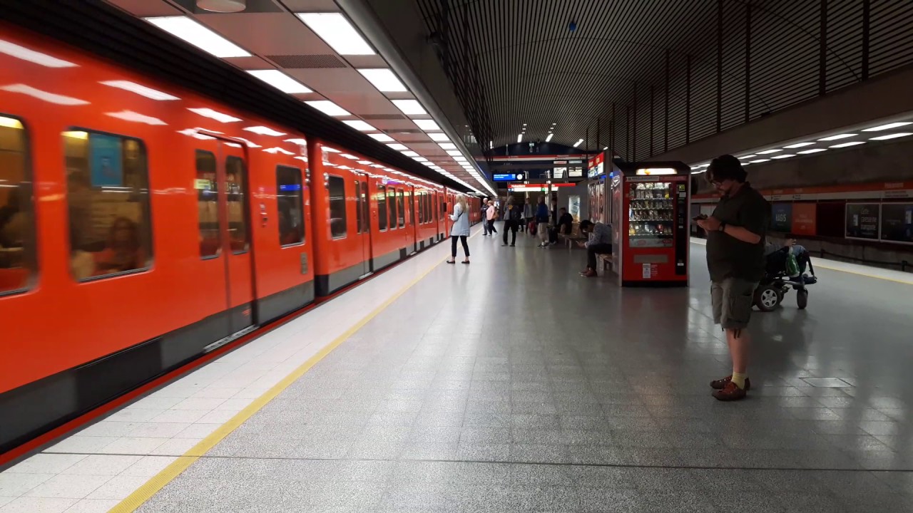 M100-metrojuna saapuu Hakaniemeen | M100 metro train arrives at ...