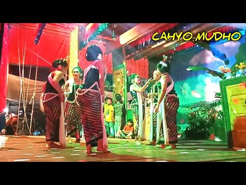 Kepoin penari bercanda di belakang geber sebelum pentas, Mercon ...