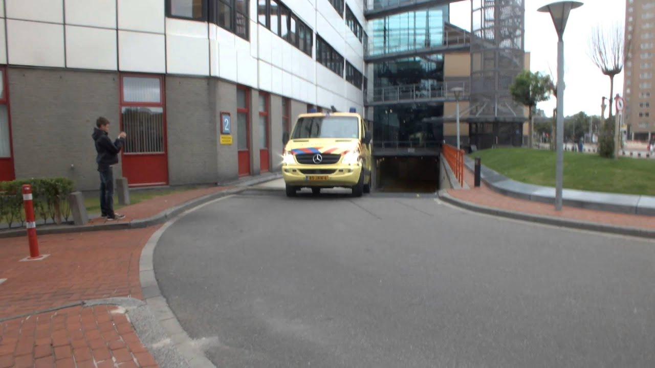 *speciaal* Internationale ambulance VZA doet show - YouTube
