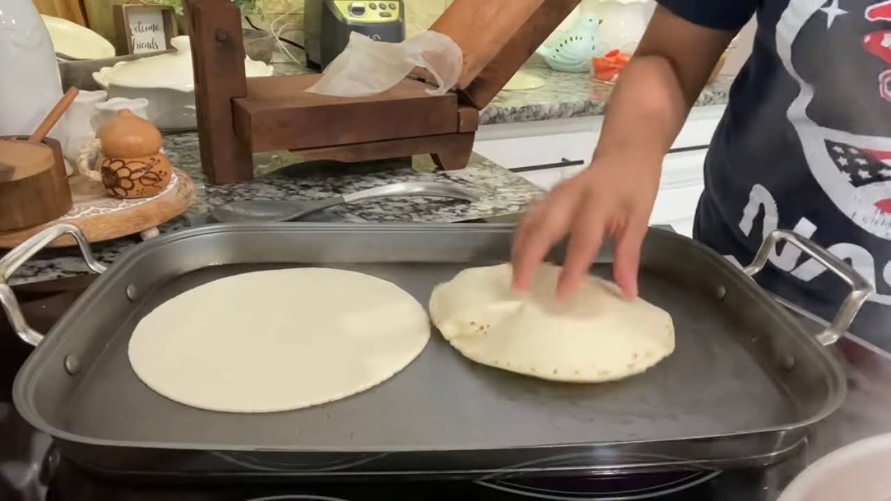 Vamos hacer tortillas de maseca y asar un bistec - YouTube