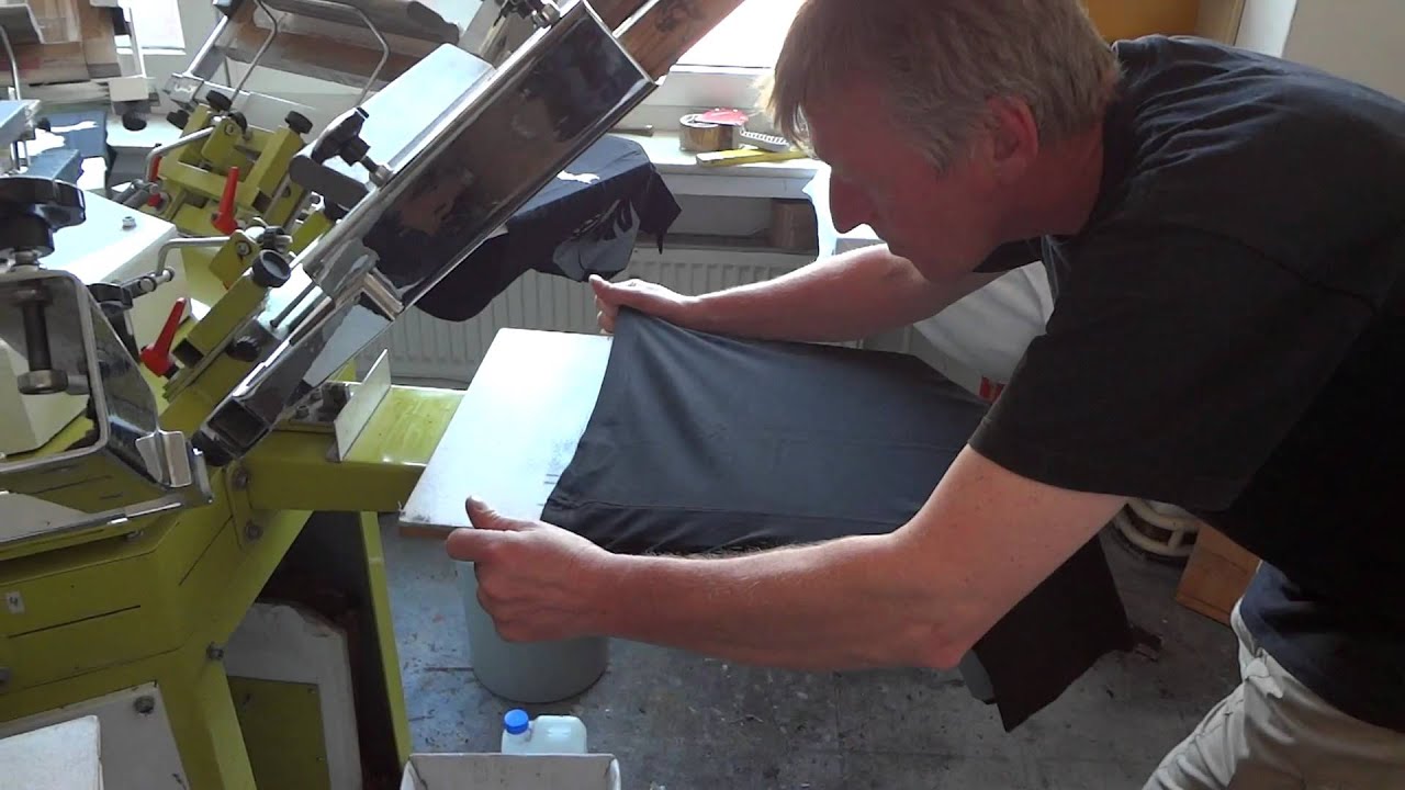 Textildruck Shirt bedrucken im Siebdruck von www.t-shirt-textildruck.de - YouTube