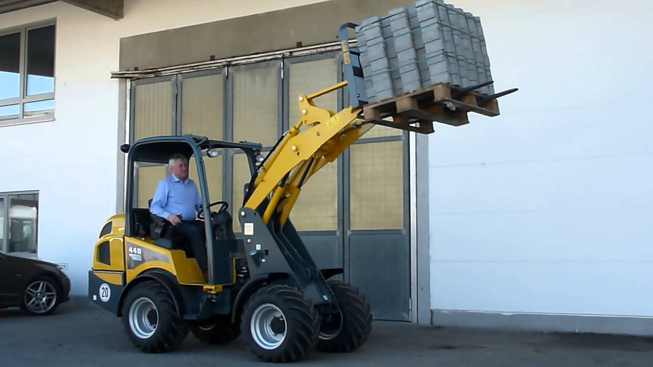 Gehl 440 hebt Palette Pflastersteine - YouTube