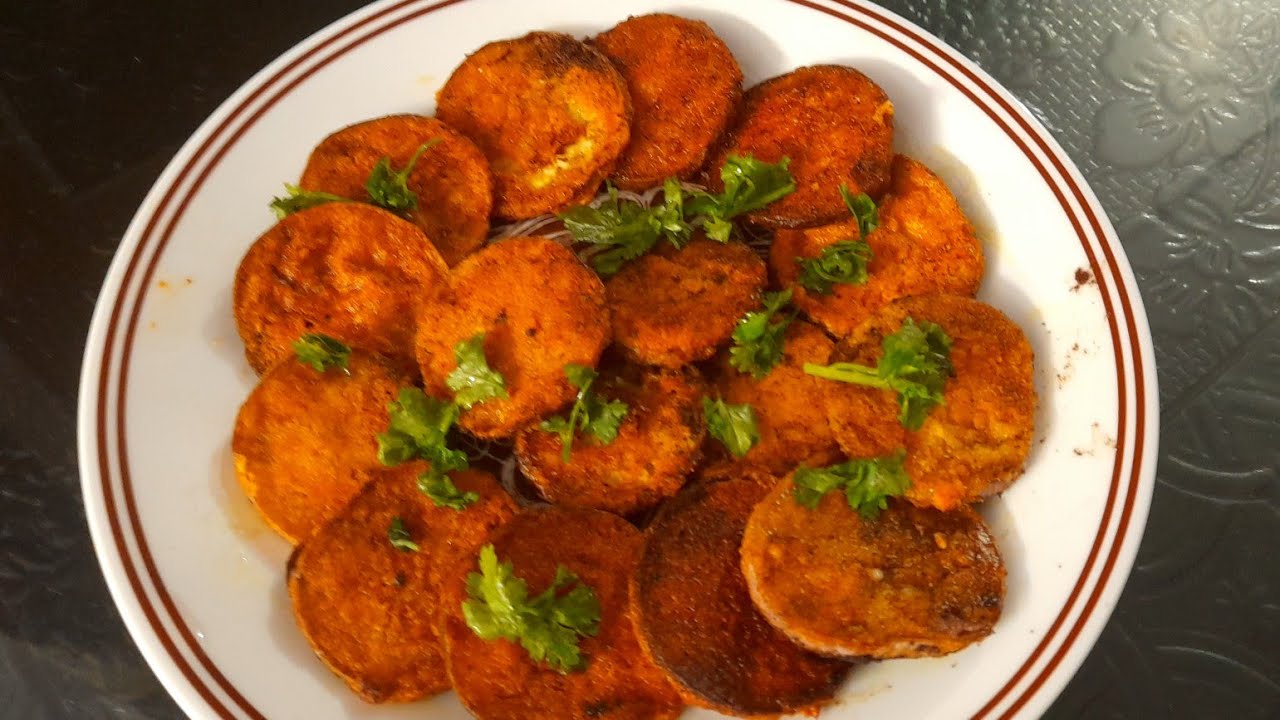 Tawa Baigan Fry | Crispy Brinjal Fry | A little bit of zaiqa - YouTube