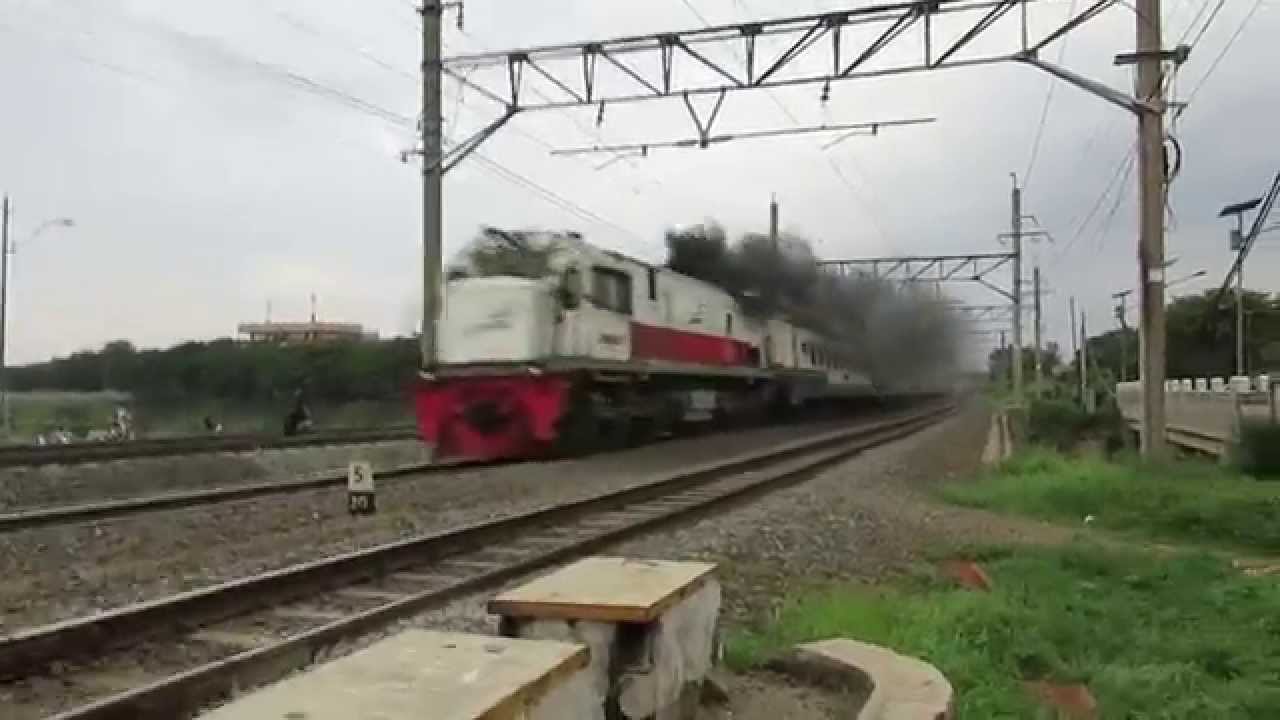 Kereta Api Fajar Utama Jogjakarta "ngebul" di proyek Double Double ...