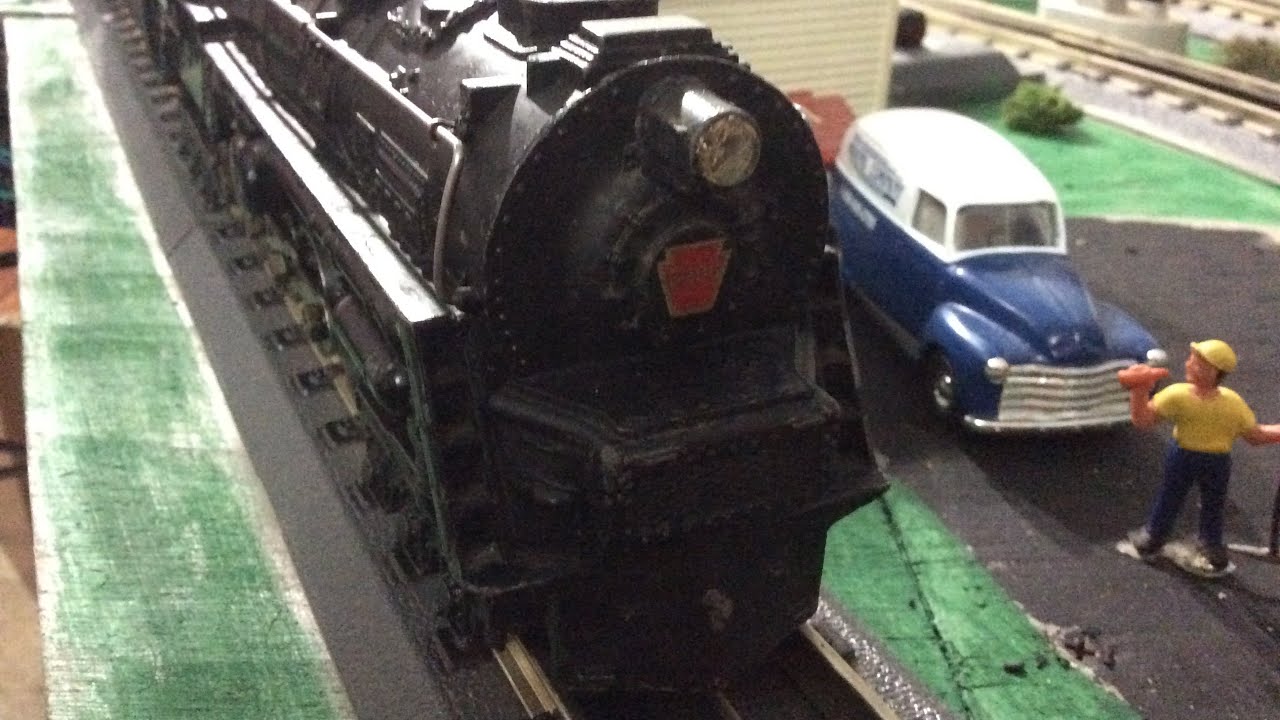 Postwar Lionel 681 Turbine pulls Huge Freight Train on slick track ...